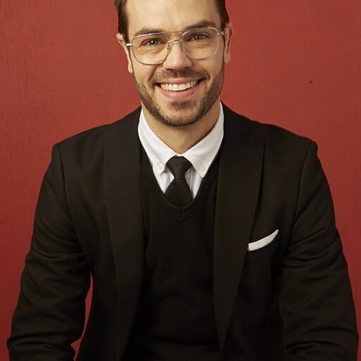 Gary Mark Monaghan (Il/Lui) — Academos